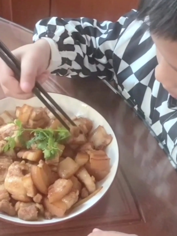 寒假随手拍第二季江东中心小学周昱辰—家常红烧肉的作法
