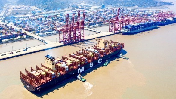 Newest super ship docks at Ningbo Zhoushan Port
