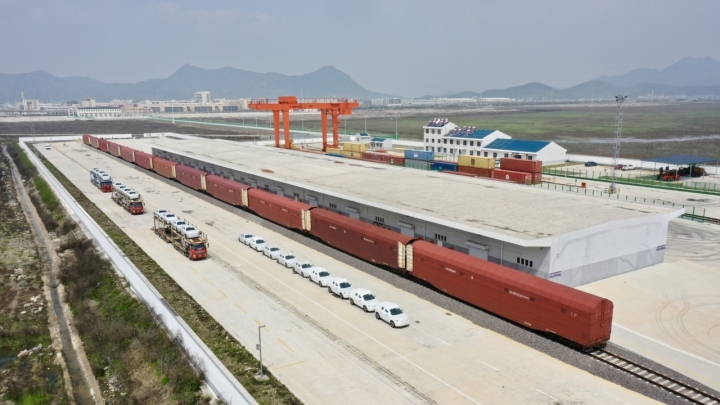 新能源汽车搭乘JSQ车班列销海外!头门港站实现海铁联运汽车首发