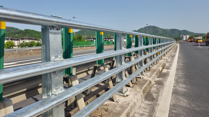 防护能力大幅提升 诸永高速绍兴段用上新研发的升级版护栏