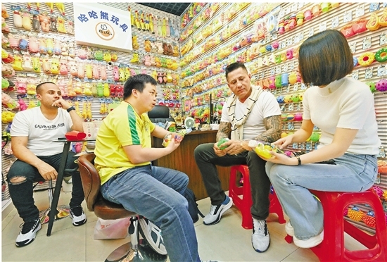 五条街上看“五一”·义乌国际商贸城一区6街 在这条街上“玩”转世界