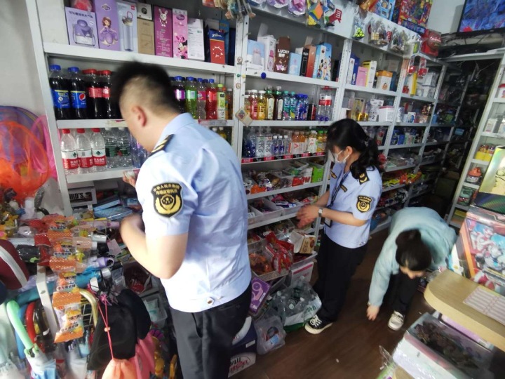 记者帮丨责令停止销售！潮新闻曝光学校周边食品安全问题后，当地介入严查