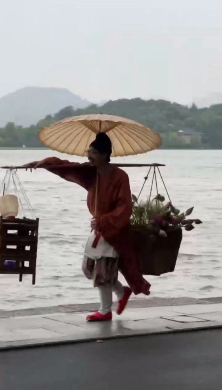 西湖边偶遇唐宋卖花郎!网友:这两筐荷花,是两筐杭州的夏