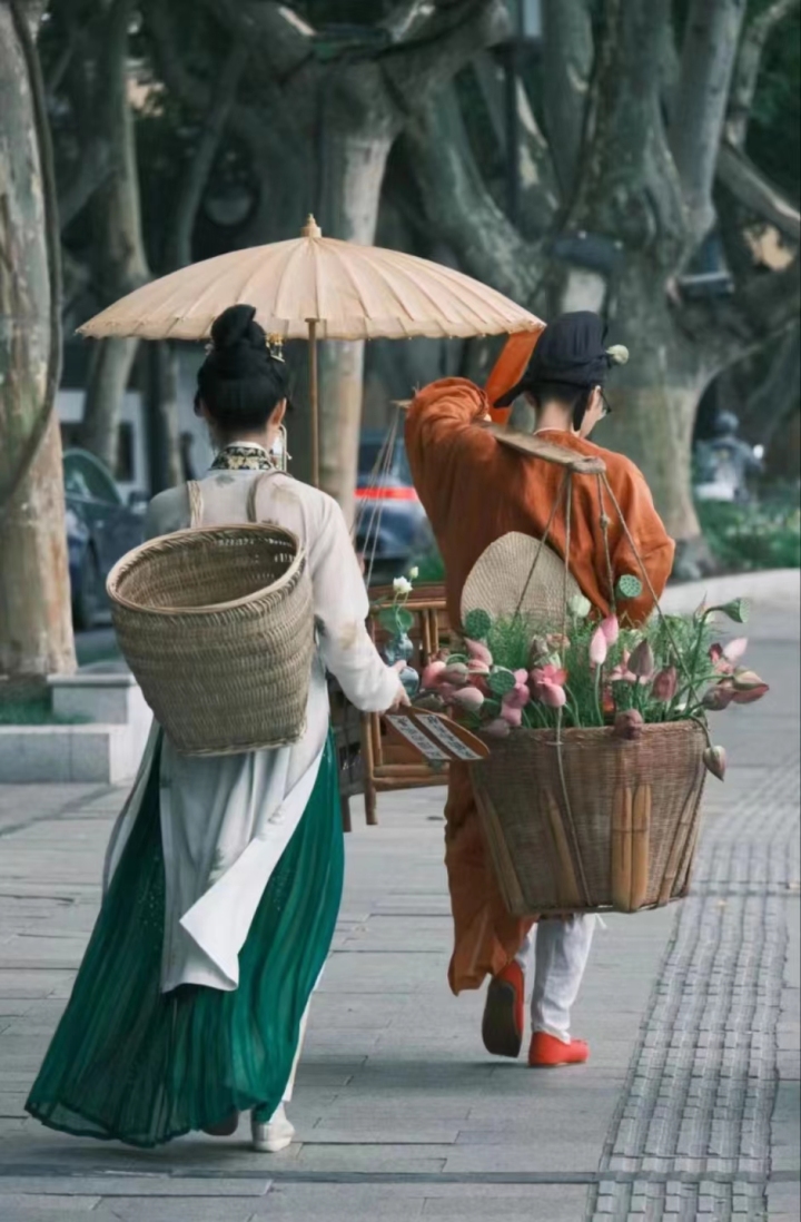 西湖边偶遇唐宋卖花郎!网友:这两筐荷花,是两筐杭州的夏