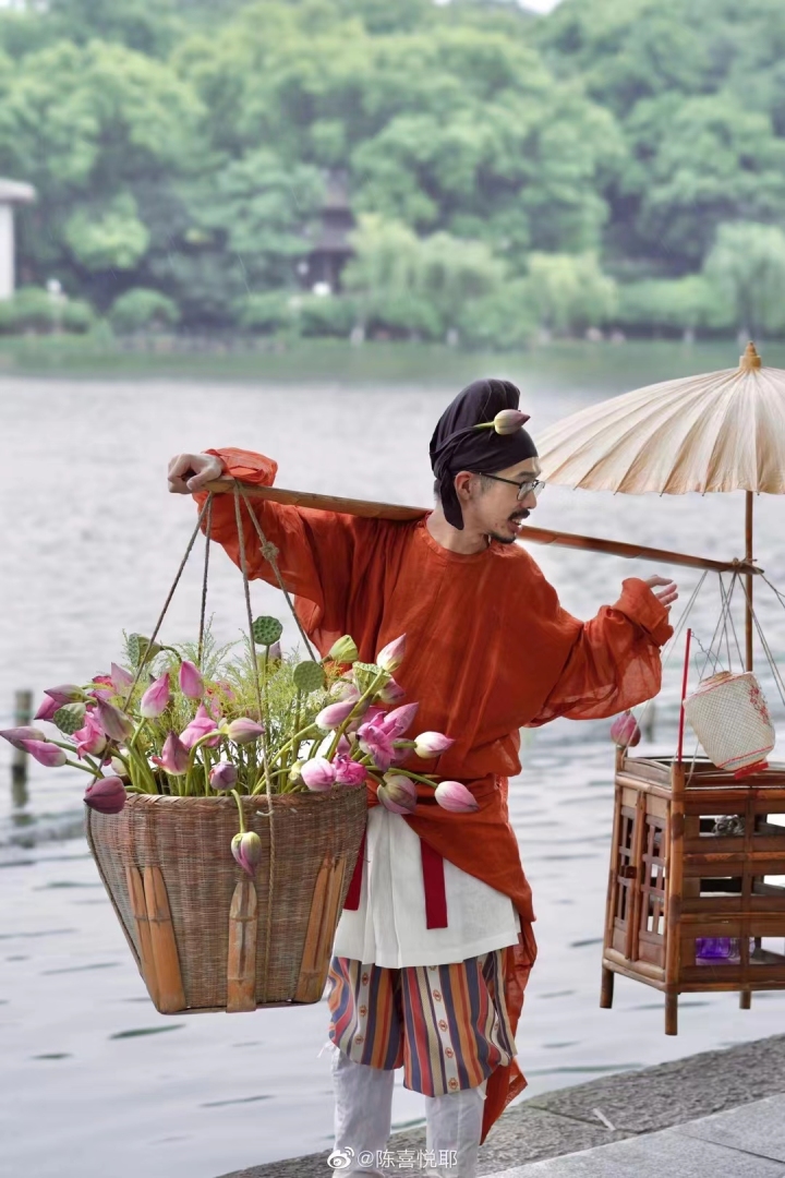 西湖边偶遇唐宋卖花郎!网友:这两筐荷花,是两筐杭州的夏