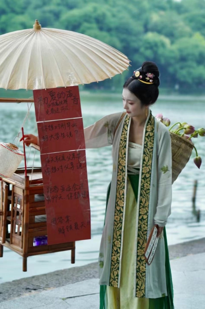 西湖边偶遇唐宋卖花郎!网友:这两筐荷花,是两筐杭州的夏