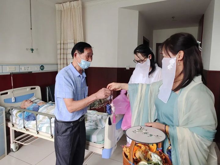 健康小站丨安康端午，浓情相伴，暖心的医护人员陪患者这样过节
