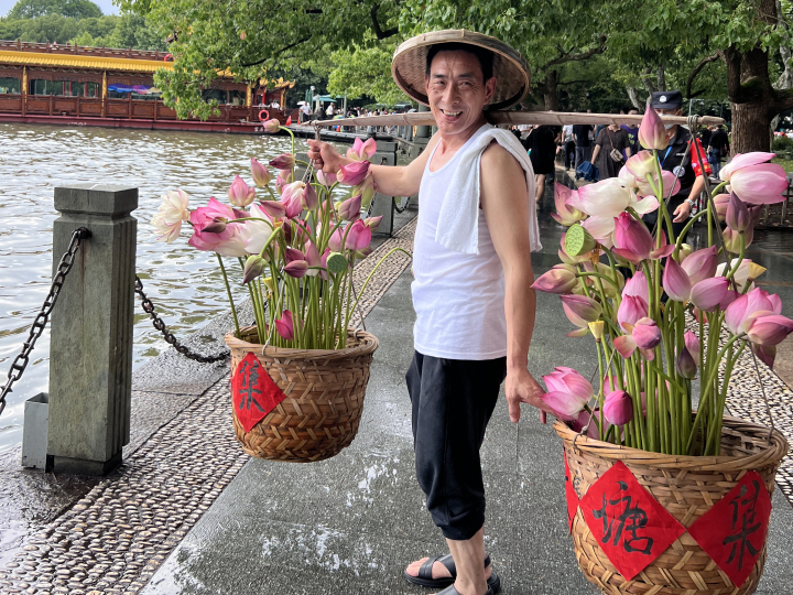 对诗就送荷花，西湖边又火了一个 荷花大爷”