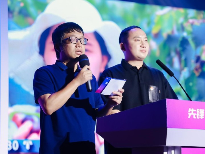 在这场走过十年的献礼上 他们许下暖心承诺