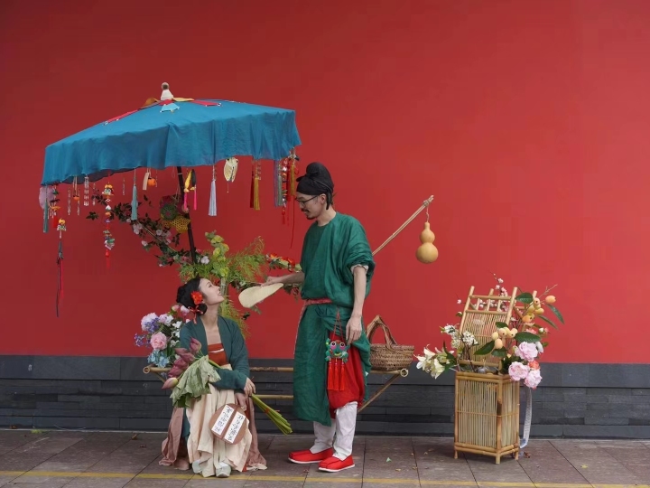 专访 卖花郎原来是个裁缝！一担荷花火出圈的汉服cp