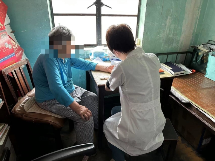 健康小站丨看着高温天守在楼道里的社区医护，八旬老人连声道谢