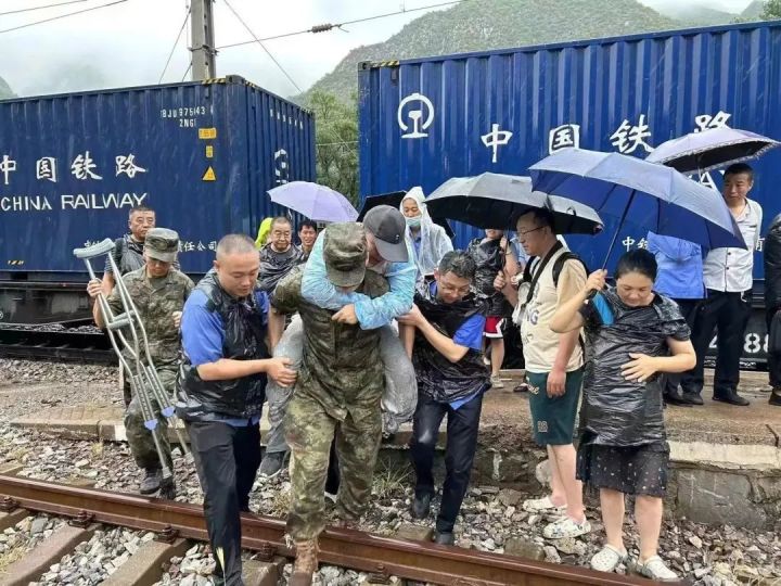 K396次列车被困的50小时，这名浙江“00后”兵哥哥冲在前面