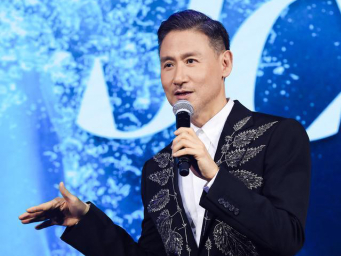 62岁张学友演唱会眩晕跌倒，有一位天后也因这个病半隐退