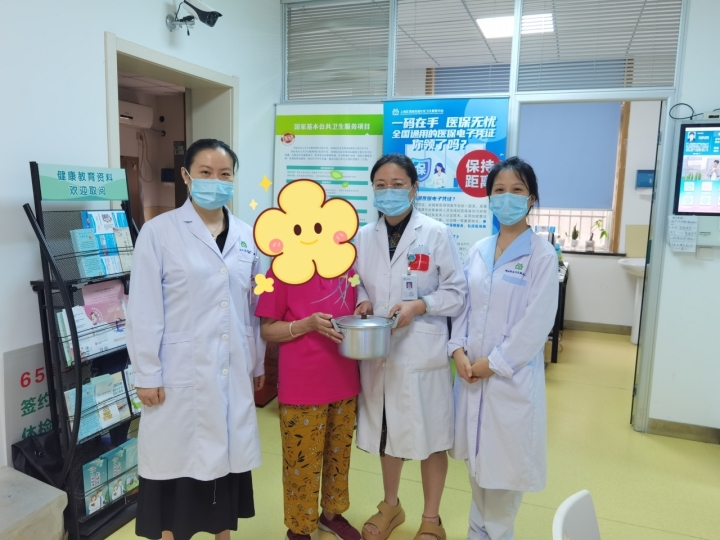 健康小站丨炎炎夏日,八旬老人特意给社区医护送了份清凉礼物